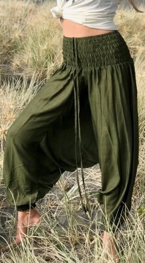 Best Travel Pants For Long Flights. No More Squirming & Yanking